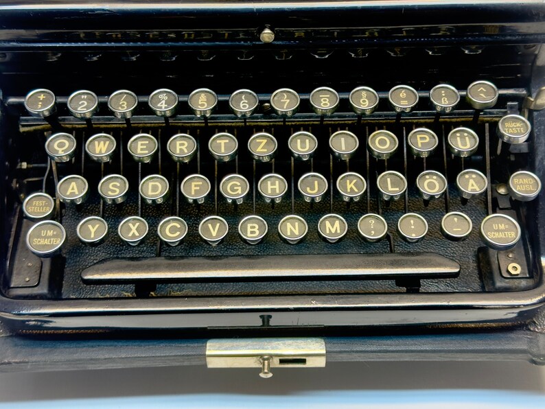 Torpedo Typewriter - Vintage 1940 Model in Classic Black With QWERTZ ...