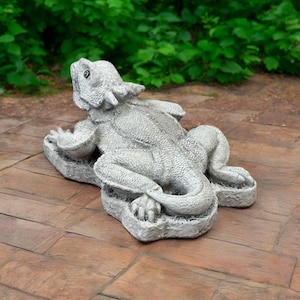Detailed Lizard on Base Figure Concrete Lizard Figurine Outdoor Yard ...