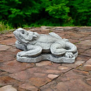 Detailed Lizard on Base Figure Concrete Lizard Figurine Outdoor Yard ...