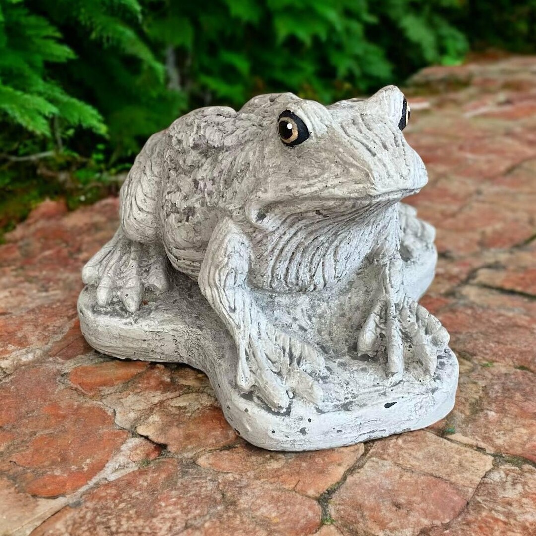 Concrete Frog Figure Stone Crouching Frog Figurine Wild Animal Art ...