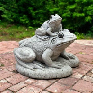 Two Frogs Piggy Back Statue Stone Garden Decoration Concrete Frog ...