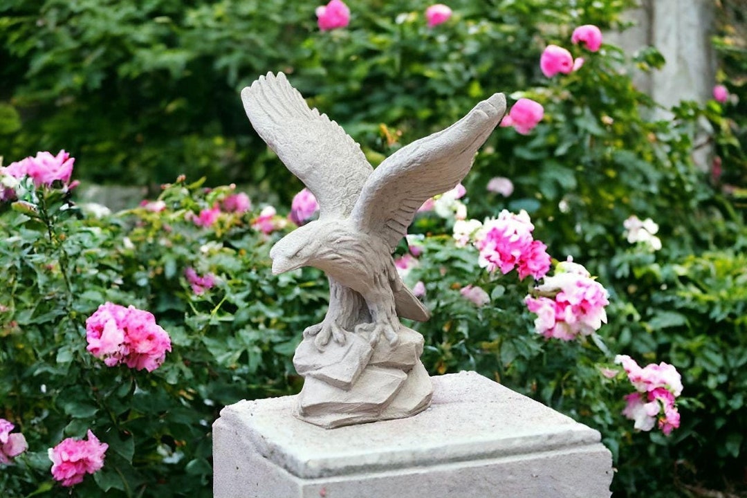 Large Eagle Statue Eagle Bird on Flight Sculpture Wild Bird Figure ...