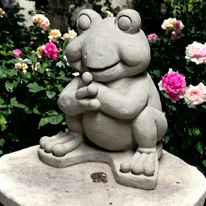Sitting Frog Garden Statue Massive Frog Figure Realistic Garden Frog ...