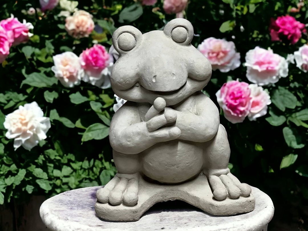 Sitting Frog Garden Statue Massive Frog Figure Realistic Garden Frog ...