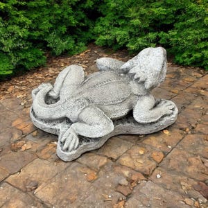 Detailed Lizard on Base Figure Concrete Lizard Figurine Outdoor Yard ...
