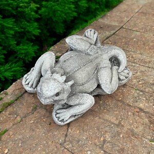 Detailed Lizard on Base Figure Concrete Lizard Figurine Outdoor Yard ...
