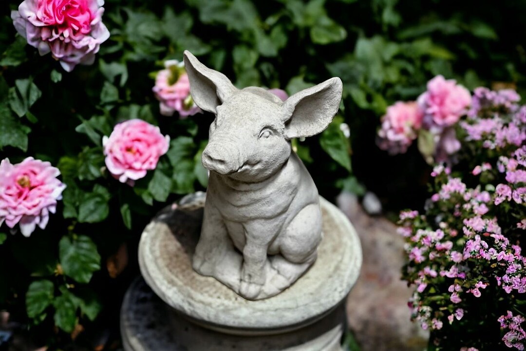 Sitting Wilbur Pig Statue Detailed Massive Wilbur Pig Figure Cute Farm ...