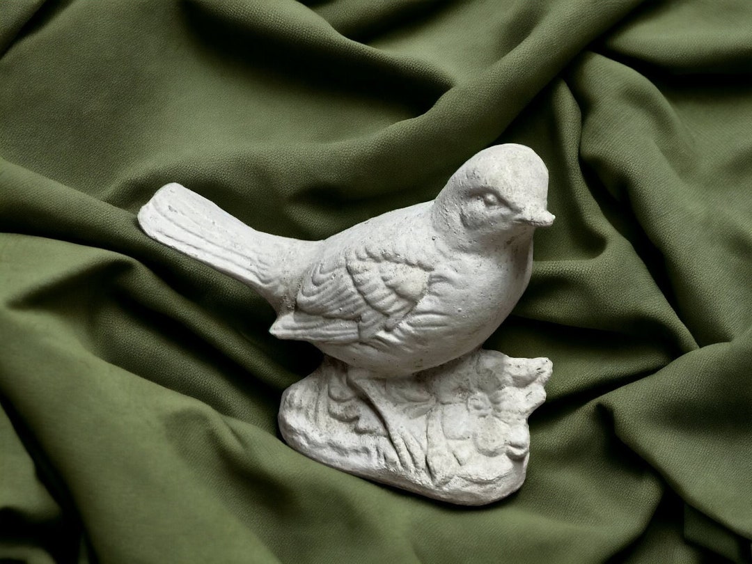 Stone Robin Sitting on Stump Statue Concrete Robin Bird on Base ...