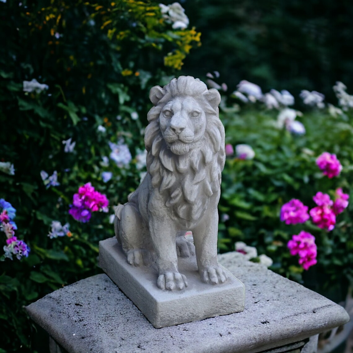 Left and Right Lions Statue Concrete Two Lions Figure Entrance Guardian ...