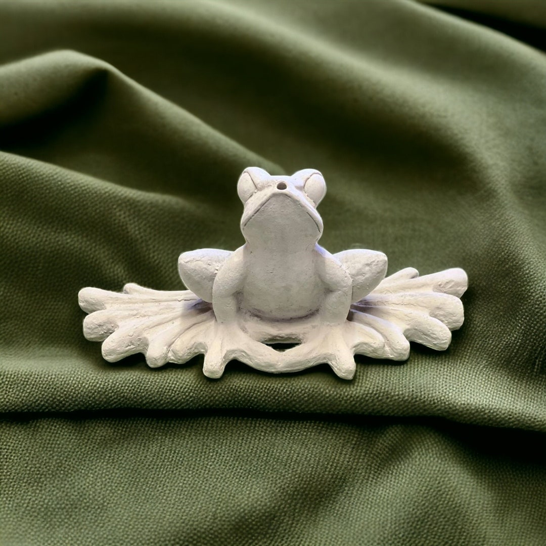 Spitting Frog Statue Concrete Animal Figure Massive Frog Statuary ...