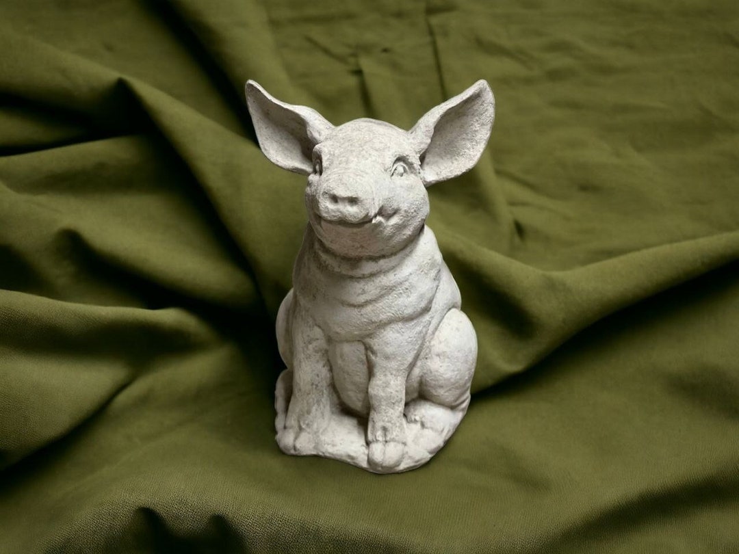 Sitting Wilbur Pig on Base Statue Concrete Wilbur Piglet Sculpture Farm ...