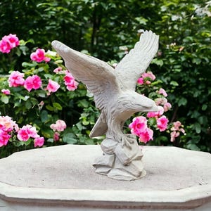 Large Eagle Statue Eagle Bird on Flight Sculpture Wild Bird Figure ...