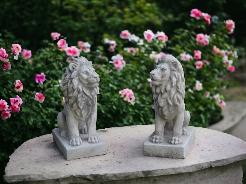 Left and Right Lions Statue Concrete Two Lions Figure Entrance Guardian ...