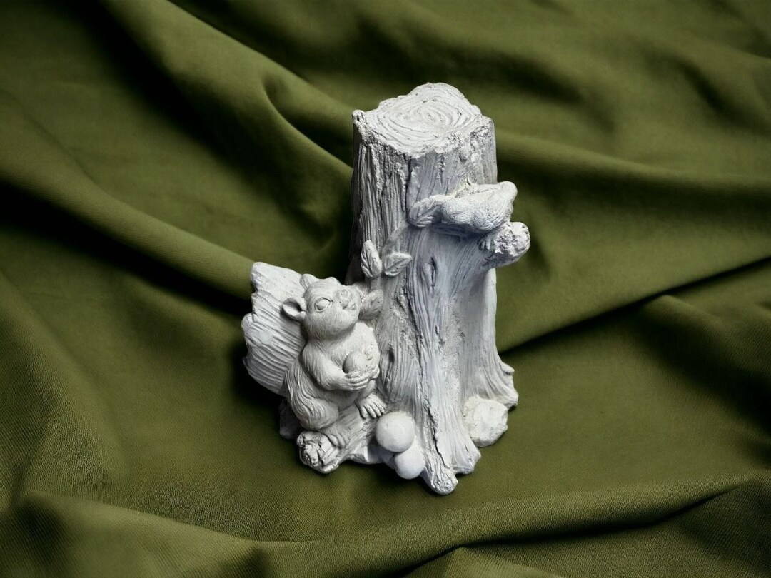 Woodland Stump Figure Squirrel Climbing on Stump Sculpture Wild ...