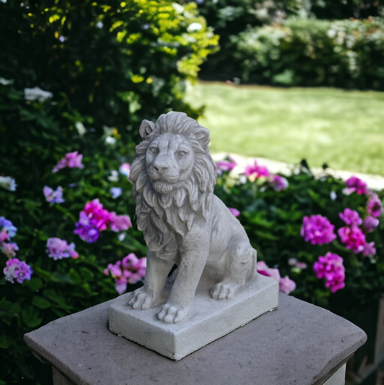 Left and Right Lions Statue Concrete Two Lions Figure Entrance Guardian ...