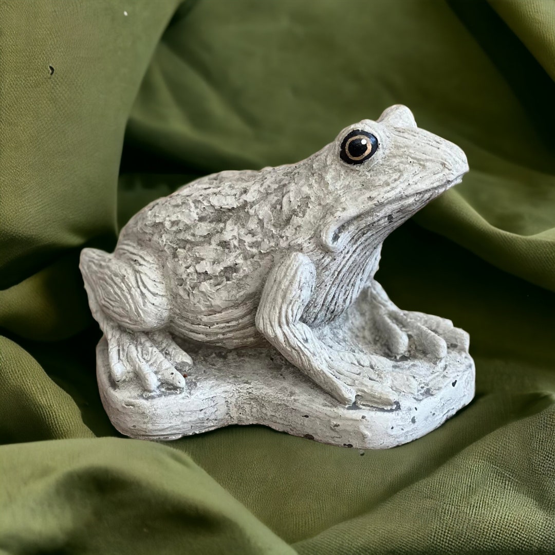Crouching Frog on Base Figurine Concrete Frog Statue Real Size Sitting ...