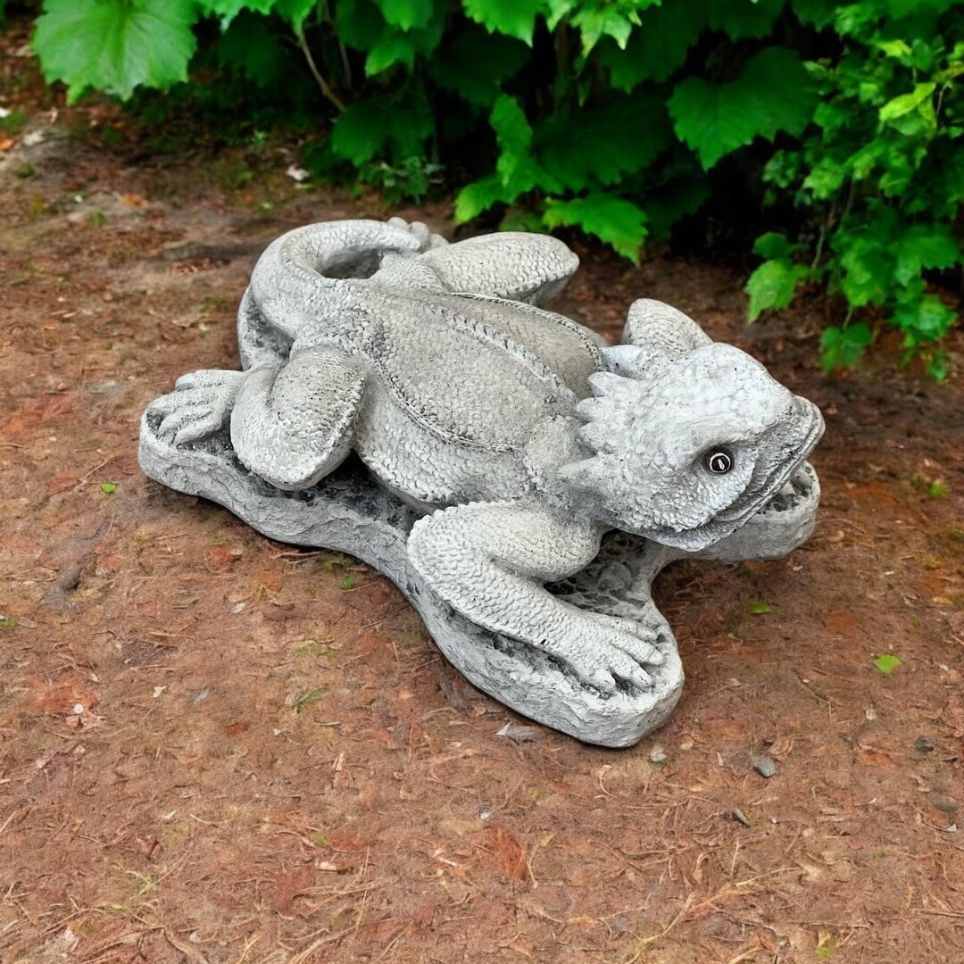 Detailed Lizard on Base Figure Concrete Lizard Figurine Outdoor Yard ...