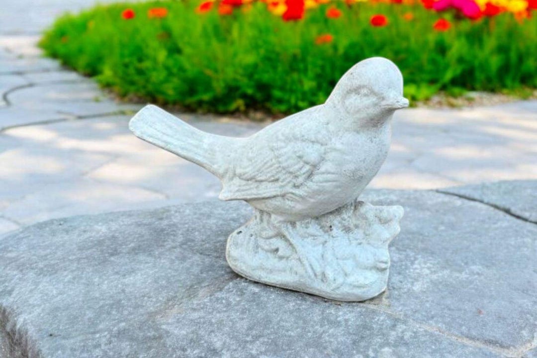 Large Robin Bird Statue Wild Life Decoration Bird on Stump Sculpture Concrete Robin Bird ...