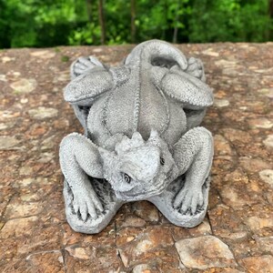 Detailed Lizard on Base Figure Concrete Lizard Figurine Outdoor Yard Art Wild Animal Sculpture ...