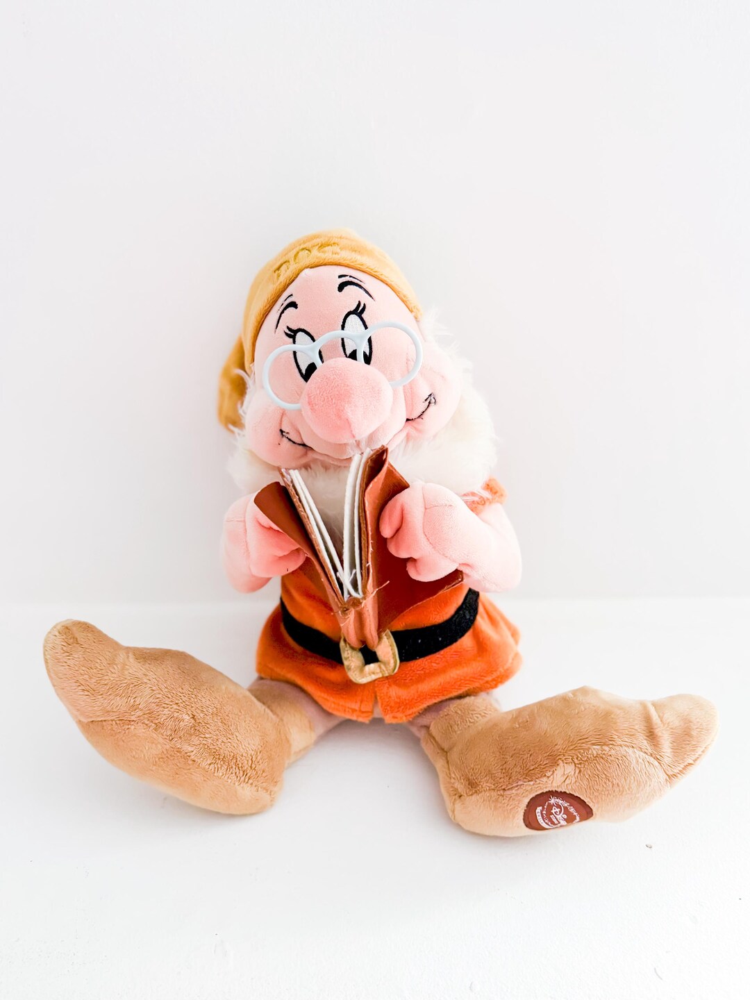 Disney DOC Plush Disney Store Exclusive Snow White Seven and the 7 ...