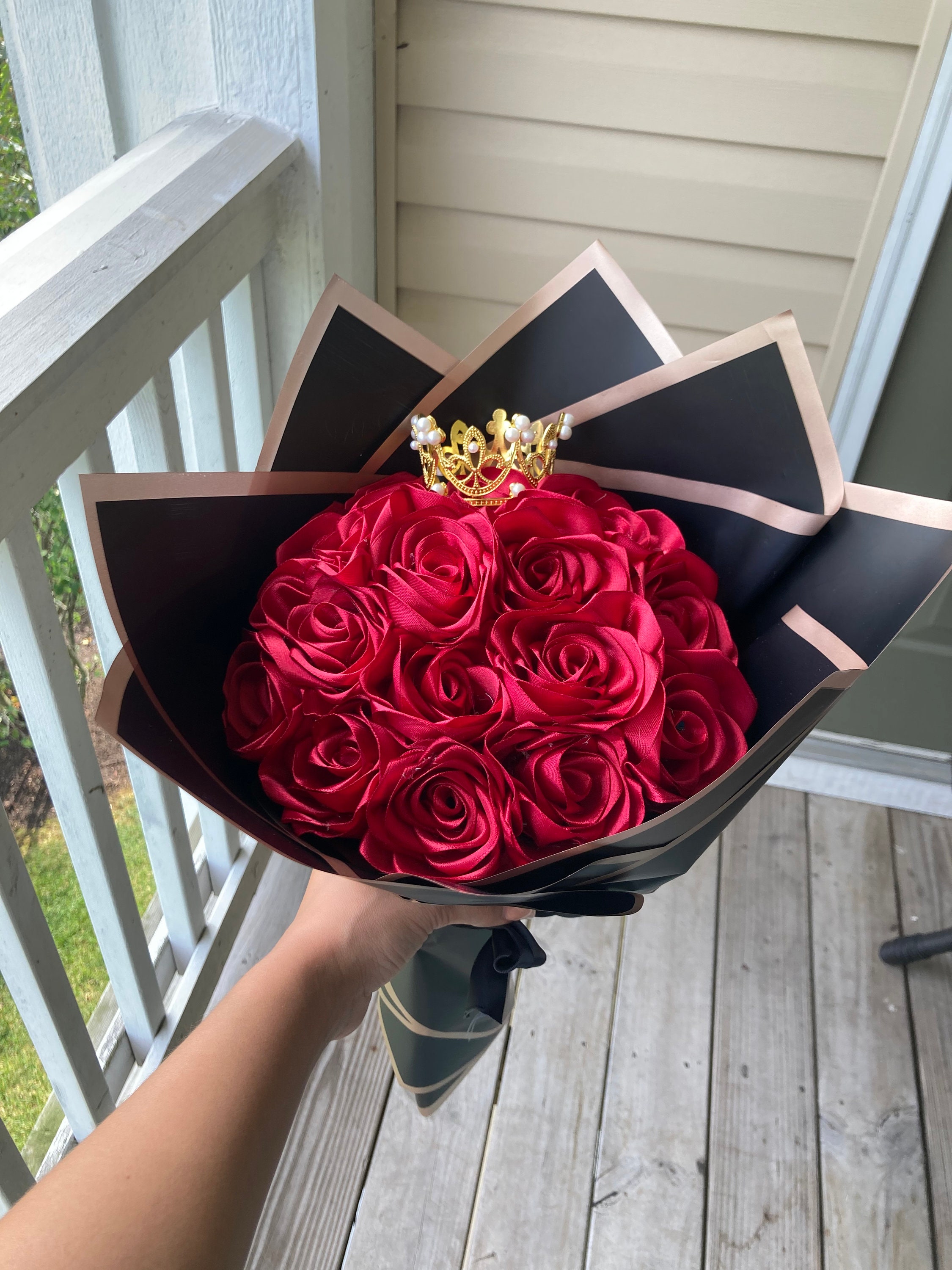 Red Rose Ramo With Gold Crown - Etsy