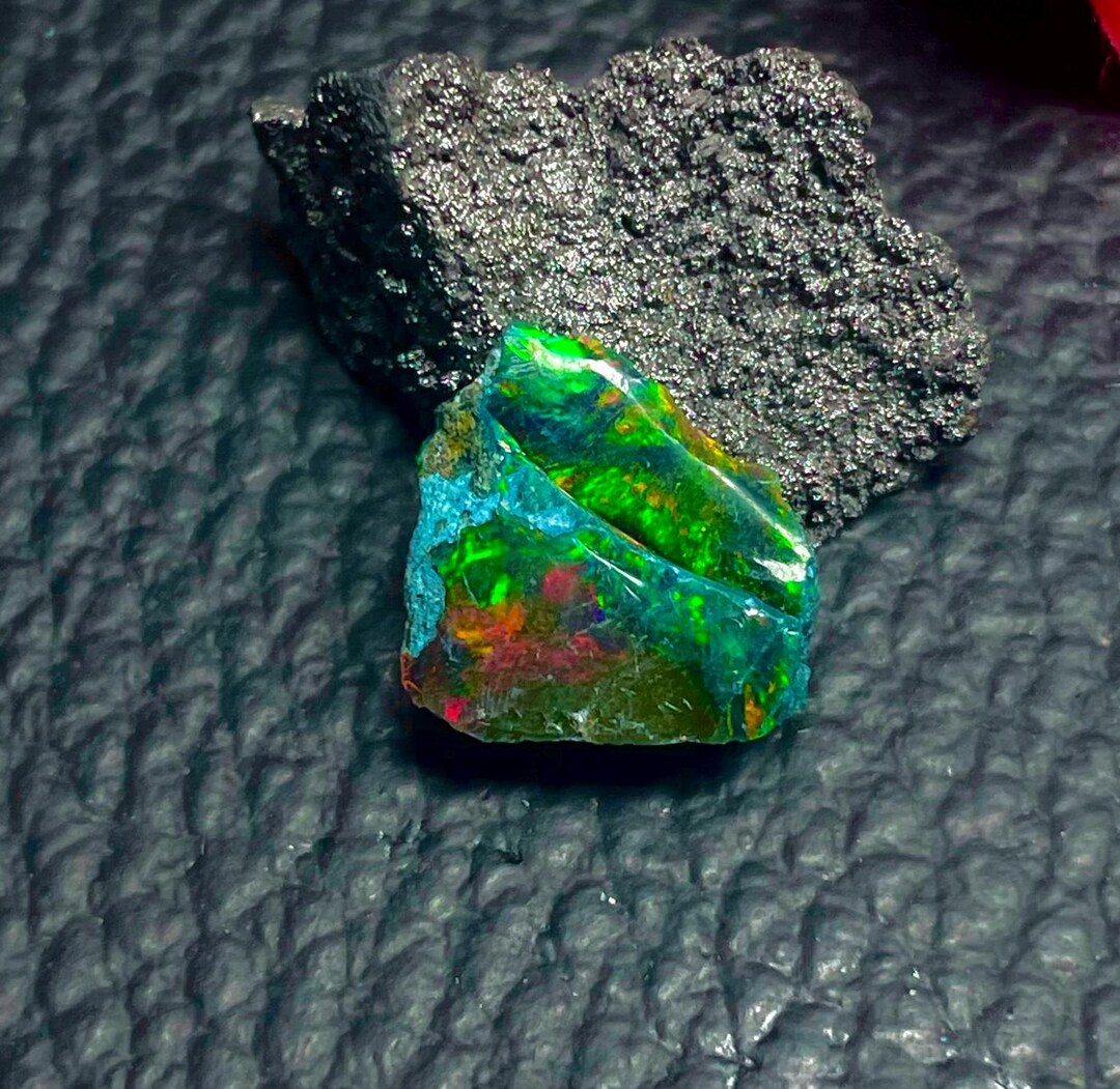 3.50 Carat Emerald Green Color Ethiopian Opal Gemstone Raw, Multi Fire ...