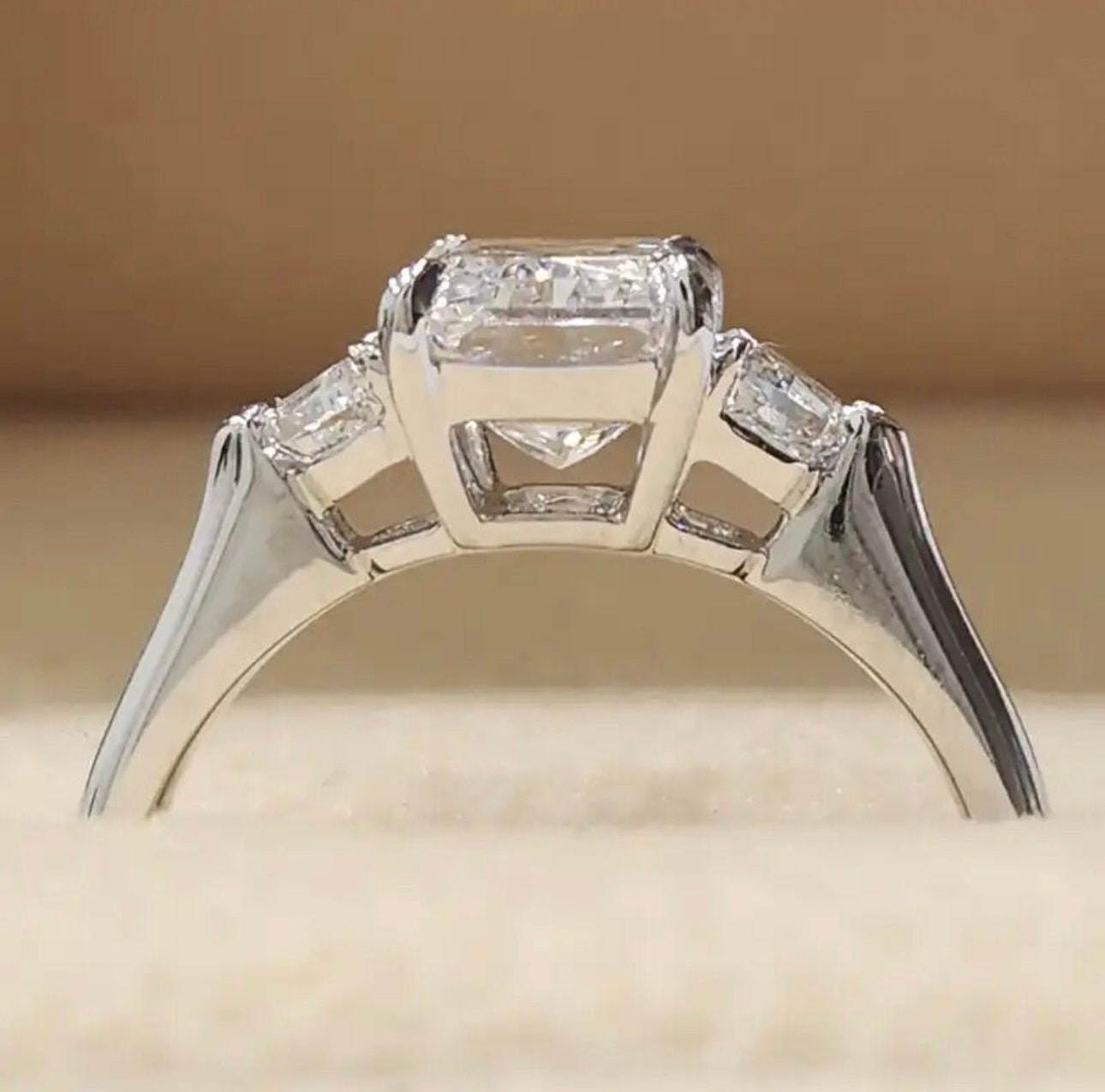 Radiant Shape 18K Gold Ring 5 Carat DVVS1 Diamond Ring Wedding Party ...