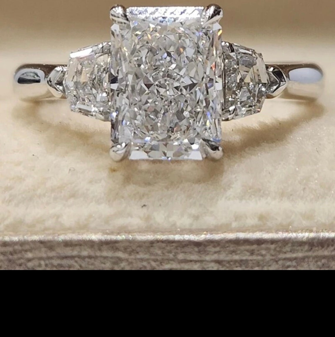 Radiant Shape 18K Gold Ring 5 Carat DVVS1 Diamond Ring Wedding Party ...