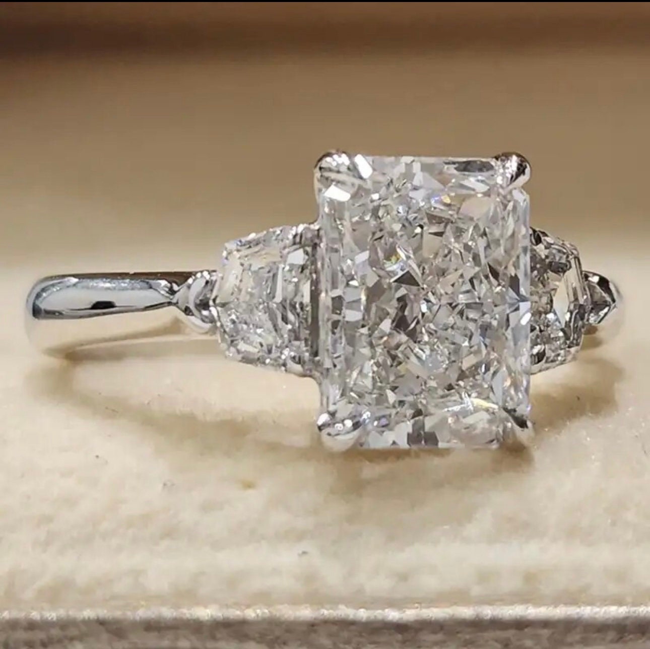 Radiant Shape 18K Gold Ring 5 Carat DVVS1 Diamond Ring Wedding Party ...