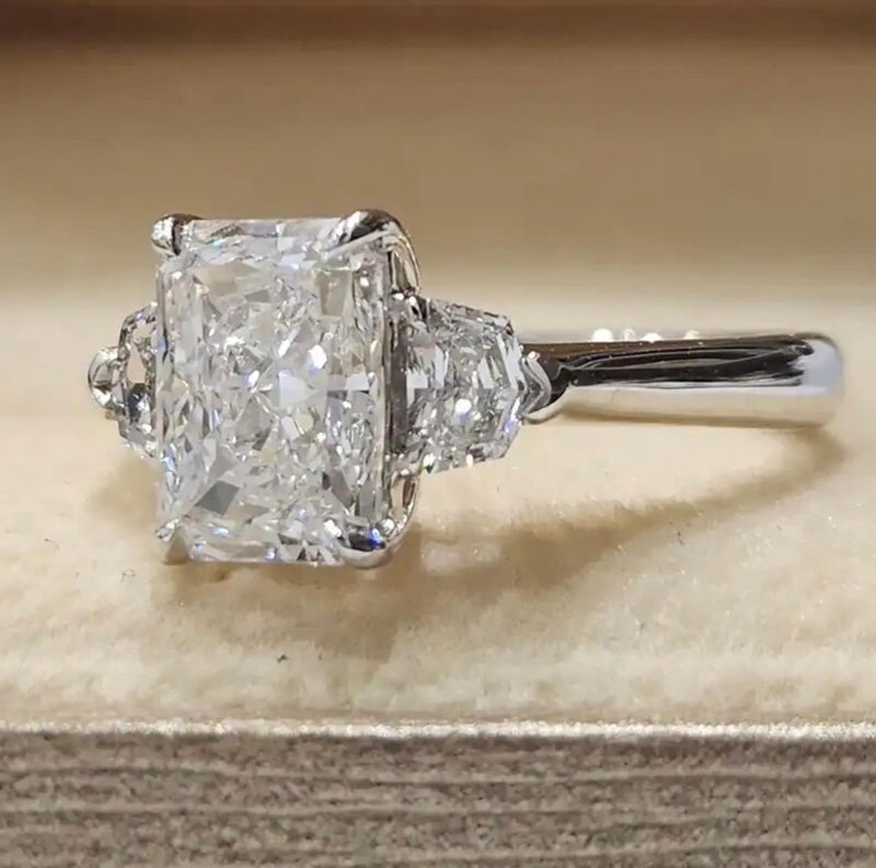 Radiant Shape 18K Gold Ring 5 Carat DVVS1 Diamond Ring Wedding Party ...