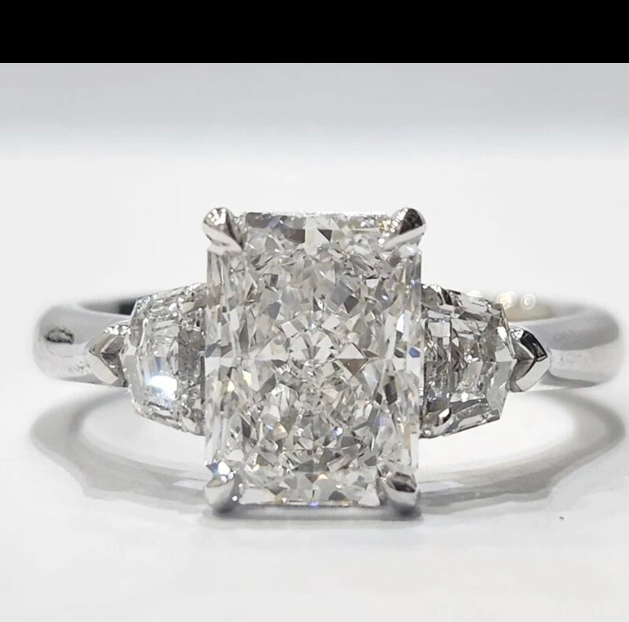 Radiant Shape 18K Gold Ring 5 Carat DVVS1 Diamond Ring Wedding Party ...