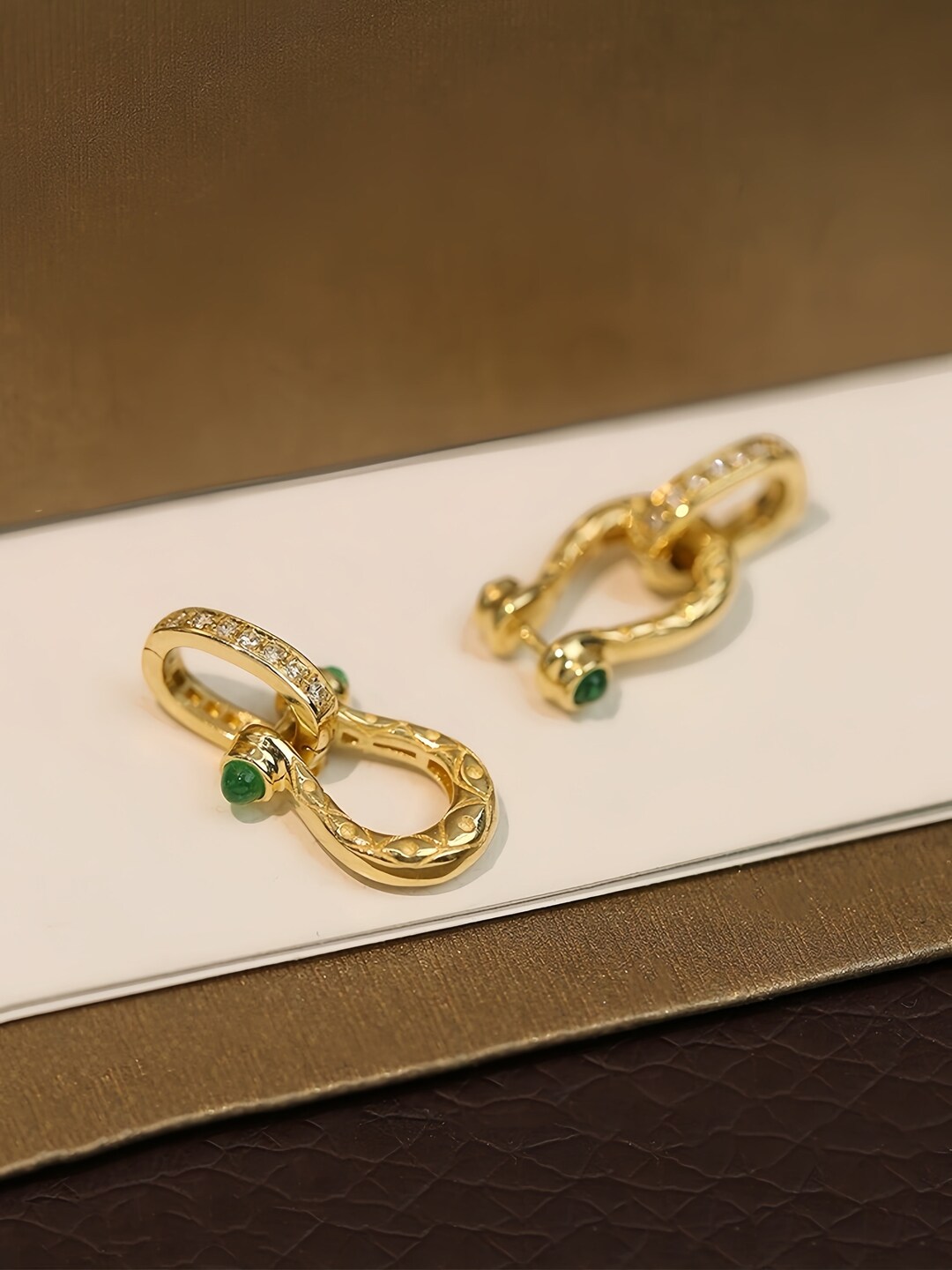 18K Gold Emerald Diamond-set Horseshoe Clasp: Versatile, Stylish, and Retro-chic Jewelry ...