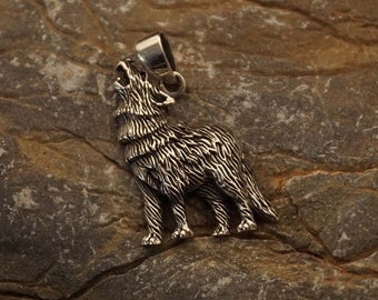 925 Silver Howling Wolf Pendant and 18 Inch Chain - Etsy