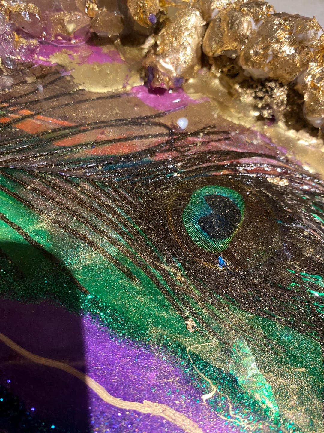Resin Table With Peacock Feathers and Amethyst Clusters Tavolo O Tavolo ...