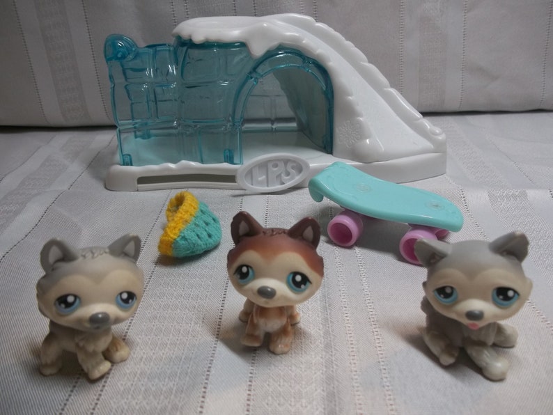 Hasbro Littlest Pet Shop Husky Igloo Playset: 3 Huskies With Magnetic ...