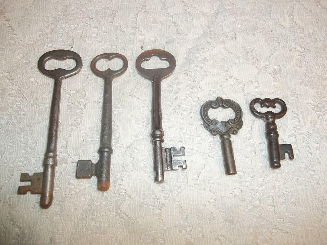 Vintage Collection 5 Metal Skeleton Keys for Old Doors and a Windup Key ...