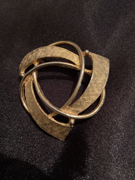 Vintage Swirl Brushed Gold Brooch - Gem