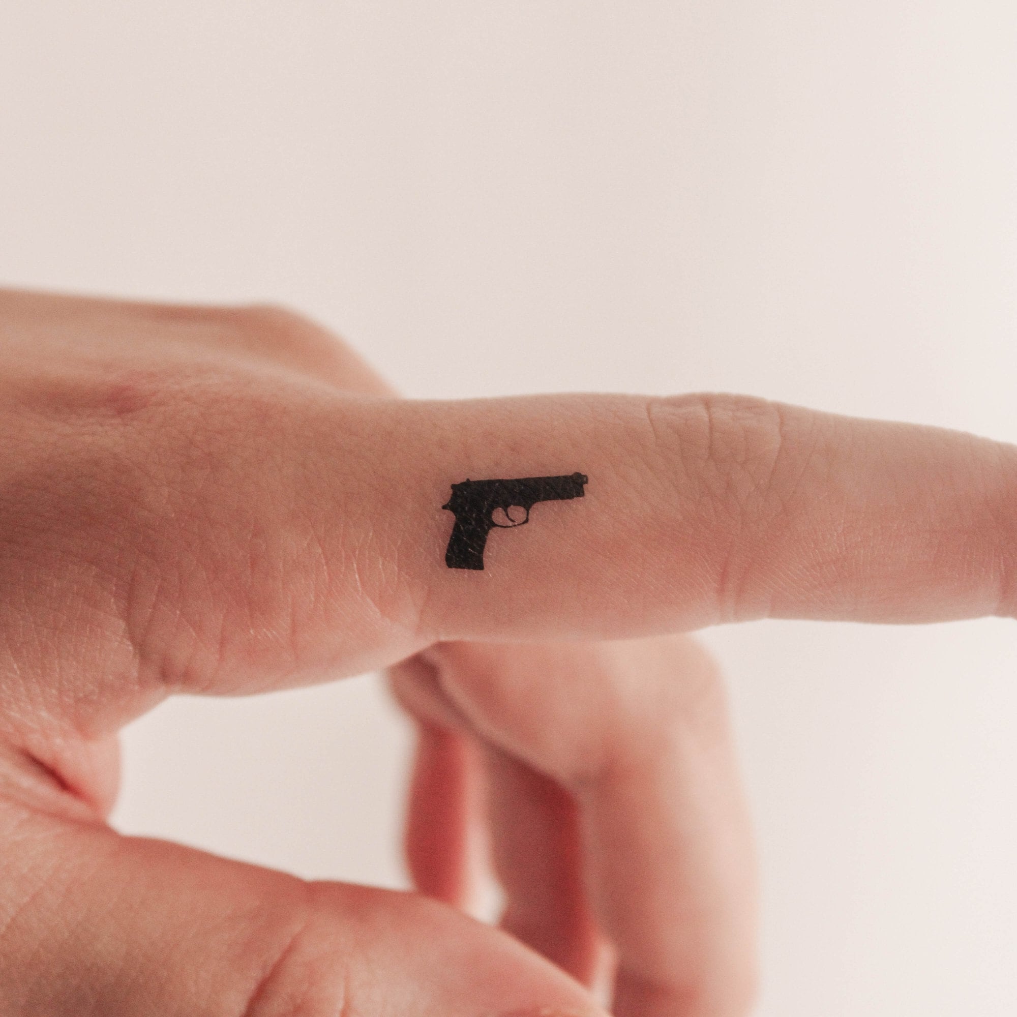 Contorno Del Tatuaggio Tradizionale Del Revolver Scarica Disegno A