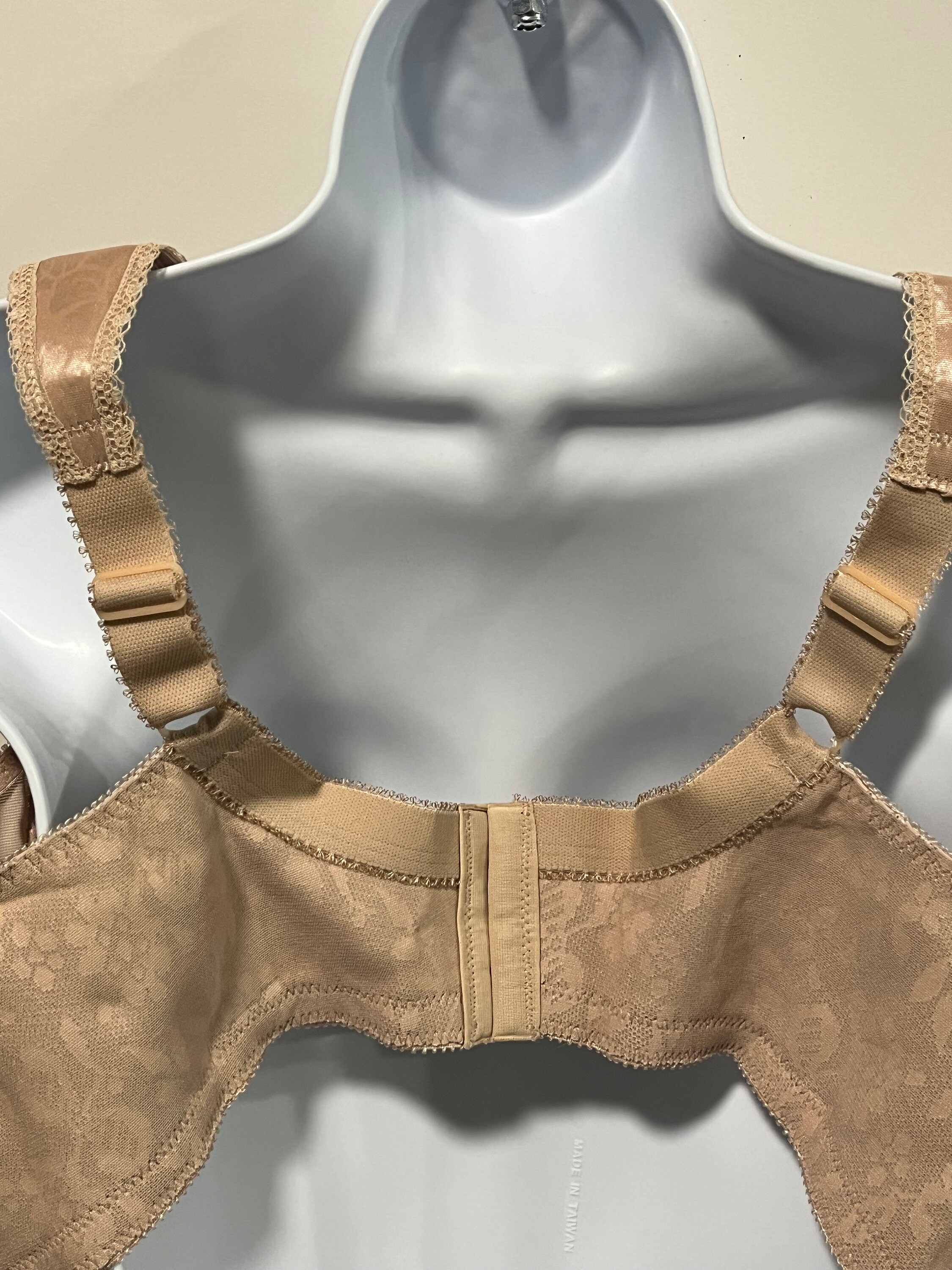 Like New Playtex 18 Hr Womens Beige Bra 44D 4693 No Wire Free Wireless ...