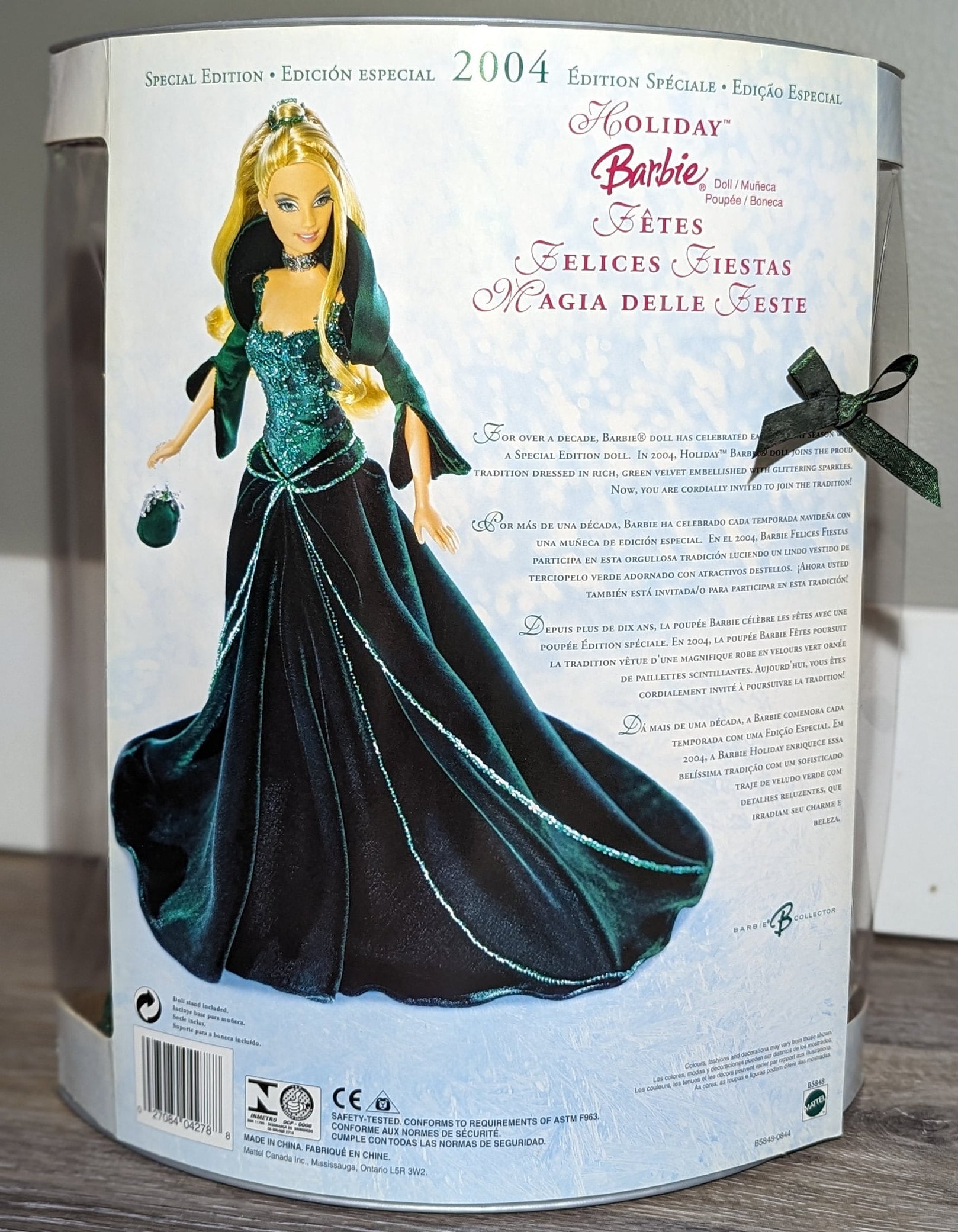 Happy Holidays Barbie (2004) #B5848 - Celebrate the Season in Original ...