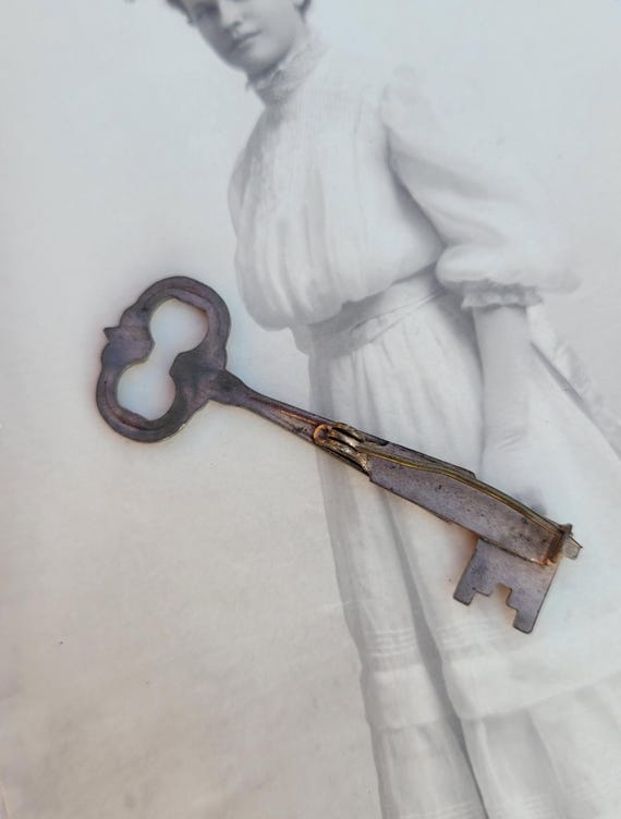 Antique Victorian Skeleton Key Enameled Gold Tone Bro… - Gem