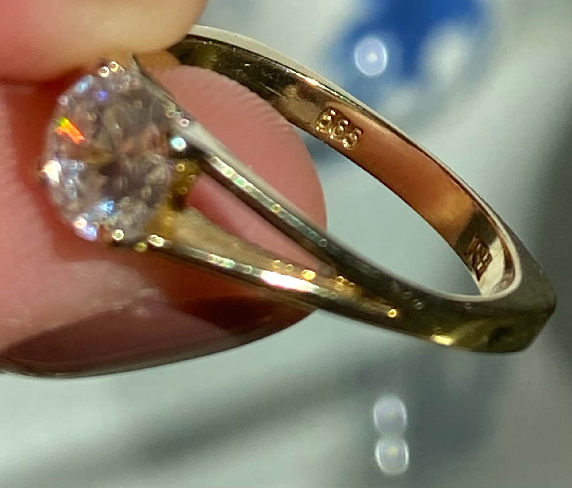 Vintage - 14 Kt Yellow Gold Ring - Zircon Brilliant Cut Vintage - 14 Kt Yellow Gold Ring - Zircon Brilliant Cut