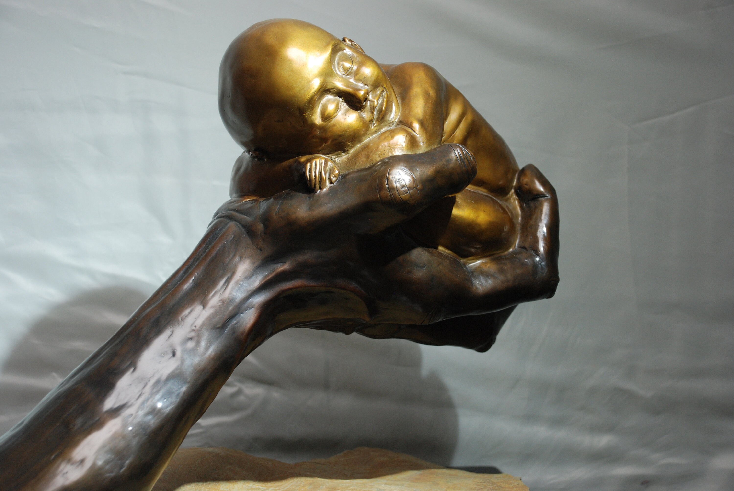 Who Wouldn't Melt With the Sight of a New Born Baby in the Hand of a ...