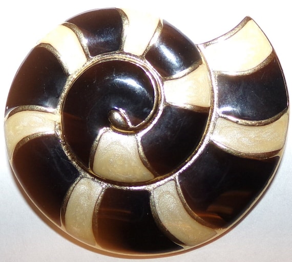 Adorable enamel snail shaped pin signed Trifari TM-Ni… - Gem