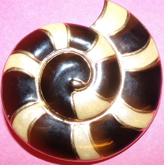 Adorable enamel snail shaped pin signed Trifari TM-Ni… - Gem