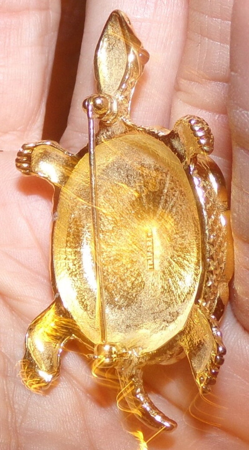 Adorable Red Eyed Gold Tone Turtle Shaped Pin Signed Trifari Tm-no Wear ...