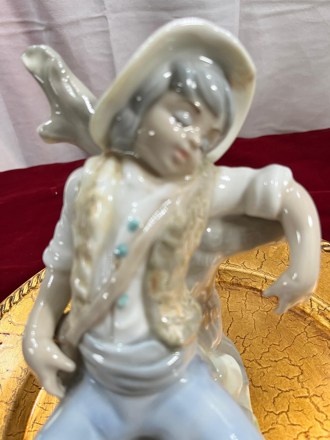 Schwer zu findende Vintage Tengra glänzende Porzellanfigur eines Jungen ... Schwer zu findende Vintage Tengra glänzende Porzellanfigur eines Jungen ...