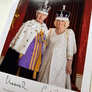 Queen Elizabeth II Hand Signed Photo Print | British Royal Family ...