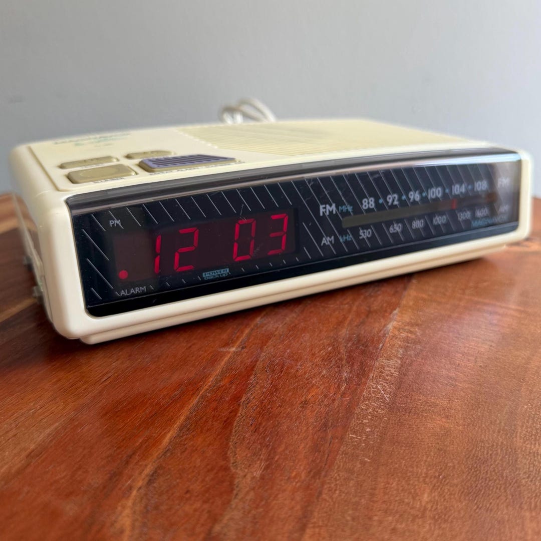 Vintage 1990s Magnavox AM/FM Dual Alarm Clock Radio White, AJ-3280/47 ...