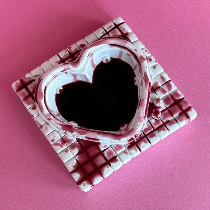 Creepy Cute Coquette Aesthetic White Heart Shaped Bloodbath, Horror Art ...